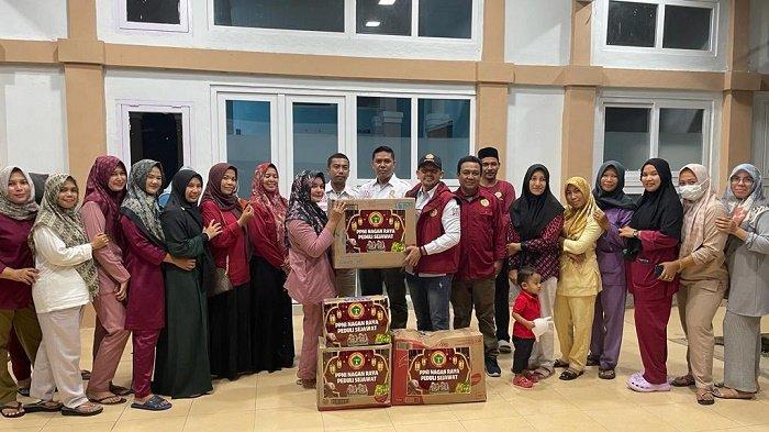 PPNI Nagan Raya Serahkan Bingkisan Lebaran ke Perawat RSUD dan Puskesmas - Serambinews.com