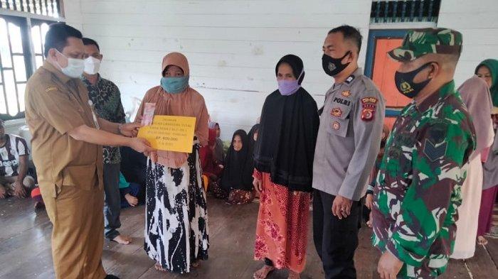 75 Keluarga di Desa Kliet Terima BLT Dana Desa Tahap I - Serambinews.com