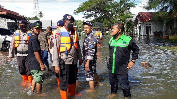 Brimob Nagan Raya Bantu Evakuasi Warga Banjir Rob di Aceh Barat - Serambinews.com