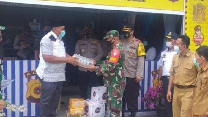 Bupati Aceh Singkil Antarkan Bingkisan ke Petugas Posko Layanan Lebaran - Serambinews.com