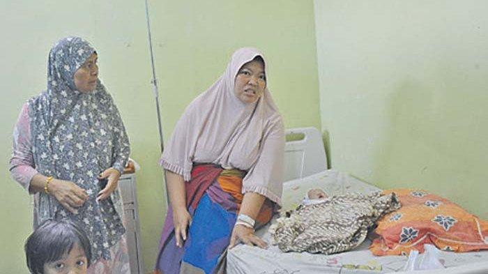 Pasien Melahirkan di Toilet Rumah Sakit - Serambinews.com