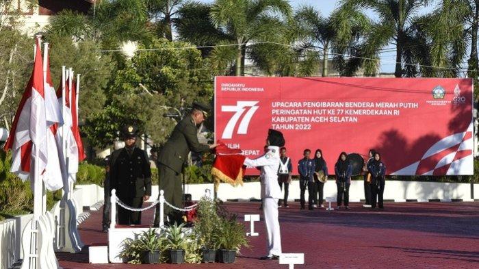 Dandim 0107/Aceh Selatan Pimpin Upacara Penurunan Bendera HUT Ke-77 RI - Serambinews.com