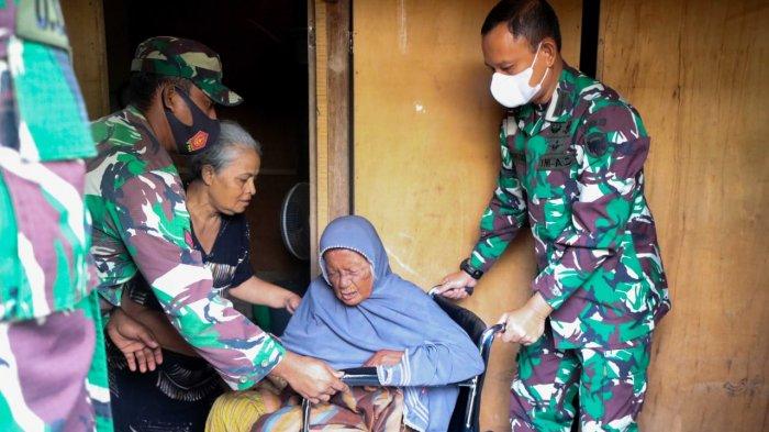 Danrem dan Kasrem Lilawangsa Serahkan Kursi Roda untuk Penyandang Tuna Daksa - Serambinews.com