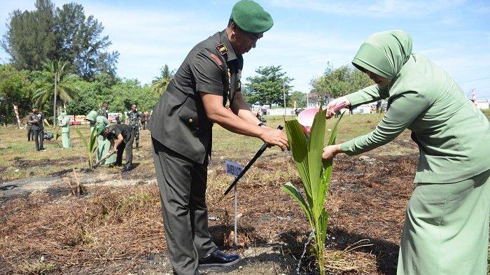 Danrem Teuku Umar Tanam Kelapa di Kompleks Gedung Makorem Lama Ujung ...