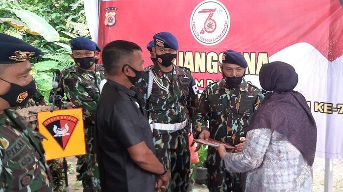 Satbrimob Polda Aceh Anjangsana ke Rumah Anggotanya yang Gugur di Papua - Serambinews.com