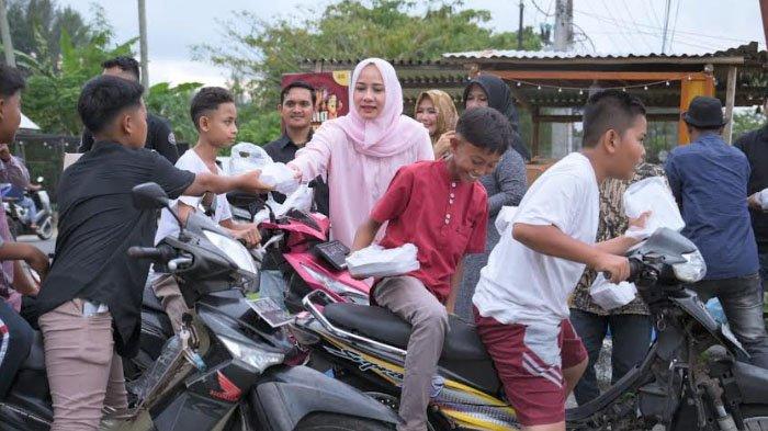 Peringati HUT Ke-3, Fotografer Aceh Jaya Bagi Takjil dan Santuni Anak Yatim - Serambinews.com