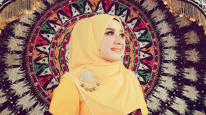 Darwati A Gani, Donasikan Seluruh Gaji - Serambinews.com