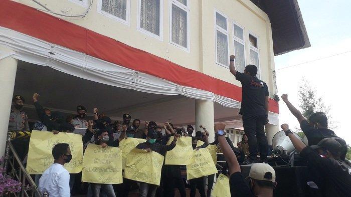 Mahasiswa Demo DPRK Nagan Raya, Suarakan Penolakan RUU Omnibus Law ...