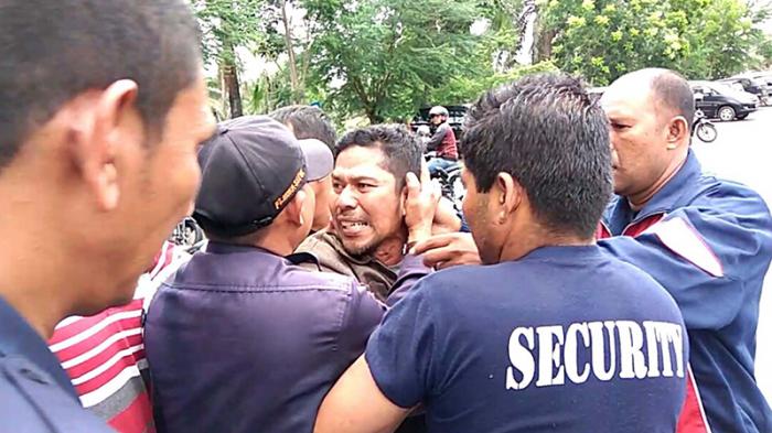 Terlambat Terima Gaji, Ratusan Security Demo PAG - Serambinews.com