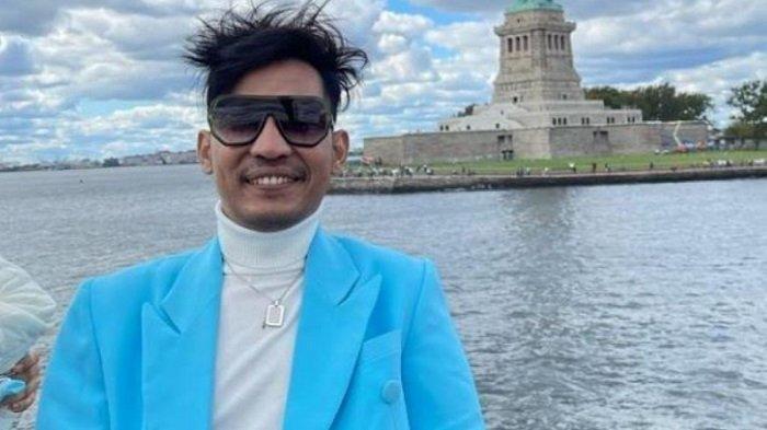 Sukses Rancang Busana Selebritis Tanah Air, Desainer Ini Bikin Jas ...