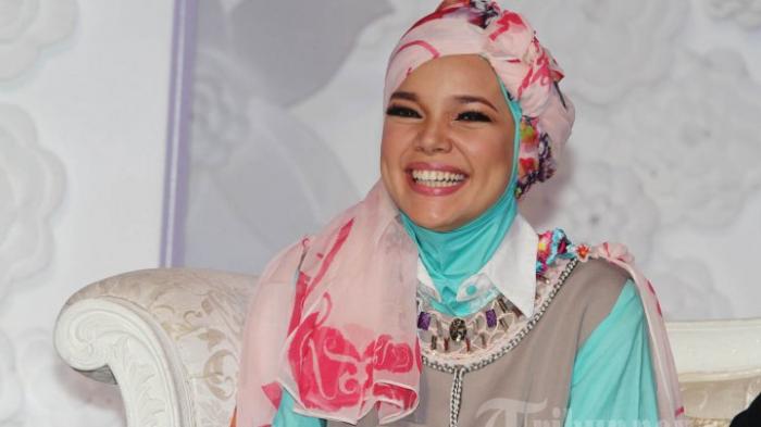 Dewi Sandra Berhijab