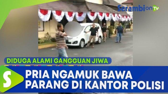 VIDEO - Diduga Alami Gangguan Jiwa, Pria Ngamuk Bawa Parang di Kantor Polisi - Serambinews.com