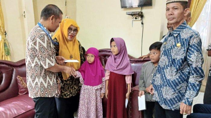 6.674 Fakir Miskin dan Anak Yatim di Pidie Jaya Terima Paket Santunan Lebaran - Serambinews.com