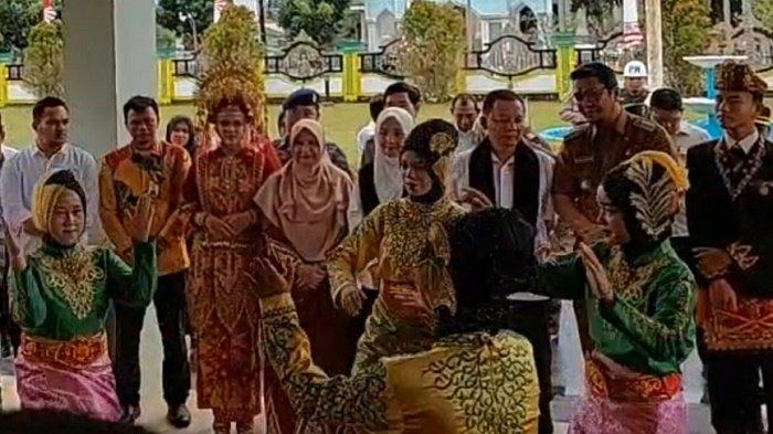 Tari Tradisional Dampeng Sambut Kedatangan Pj Gubernur Aceh di Aceh ...