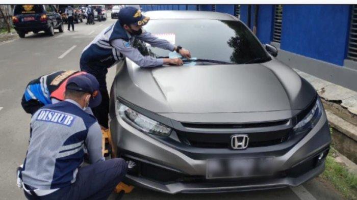 Petugas Gembok Roda 10 Mobil - Serambinews.com