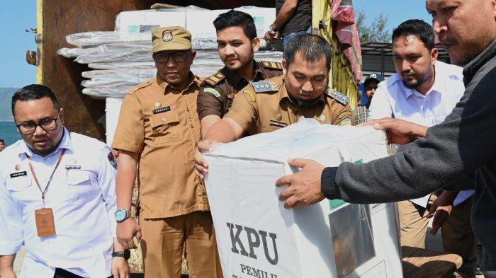 Pj Bupati Aceh Besar Tinjau Distribusi Logistik Pemilu ke Pulo Aceh - Serambinews.com