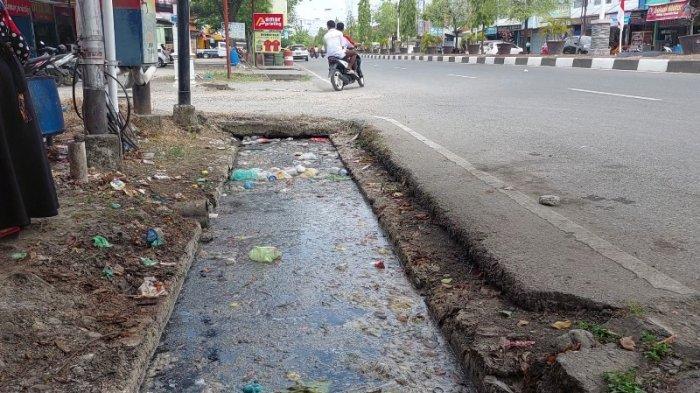 Drainase di Jantung Kota Sigli Tersumbat, Air Hitam Hingga Tebar Bau Busuk - Serambinews.com