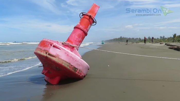 VIDEO - Dua Rambu Laut Terdampar di Aceh Barat - Serambinews.com
