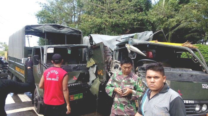 Truk TNI Kontra Tronton di Aceh Besar - Serambinews.com