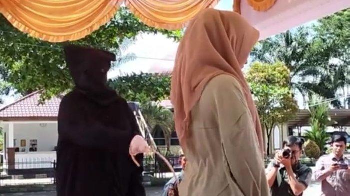 Dua Pelaku Zina Warga Nagan Raya Dicambuk 100 Kali, Begini Kronologi Kasusnya - Serambinews.com