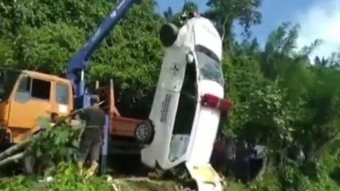 Mobil Ambulans Bawa Pasien Kritis Terjun ke Parit, 1 Orang Meninggal - Serambinews.com