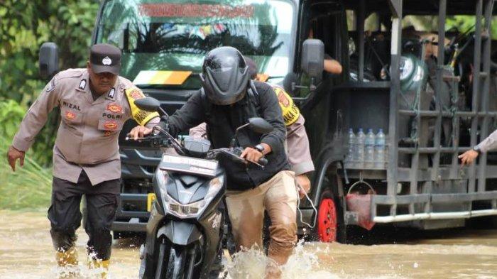 Polres Aceh Singkil, TNI, BPBD, Relawan Berjibaku Evakuasi Kendaraan Terjebak Banjir, Perahu ...