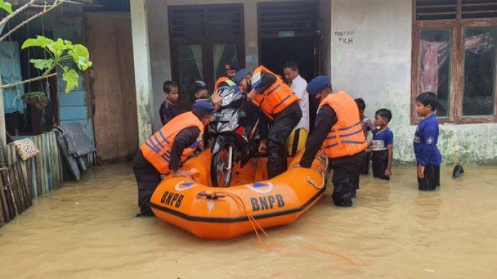 Polda Aceh Turunkan Personel Sat Brimob untuk Evakuasi Warga Terdampak Banjir - Serambinews.com