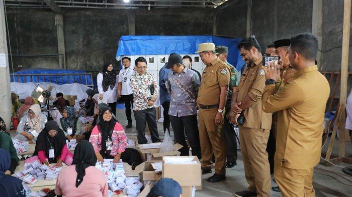 Pj Wali Kota Lhokseumawe Tinjau Kesiapan Logistik Pilkada 2024 - Serambinews.com