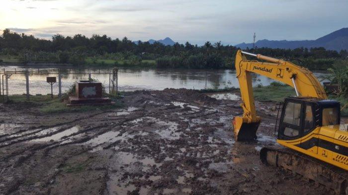 Risdam Bendungan Karet Lambaro Terendam Air Bah, Berlumpur dan Bocor ...