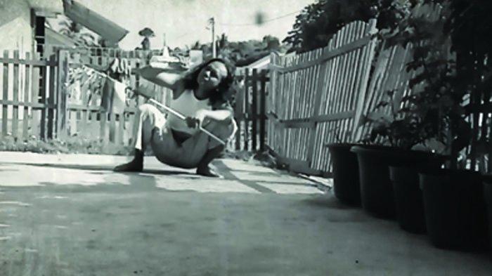 Seniman Teater Aceh Wig Maroe Rayakan Kemerdekaan dari Balik Botol ...