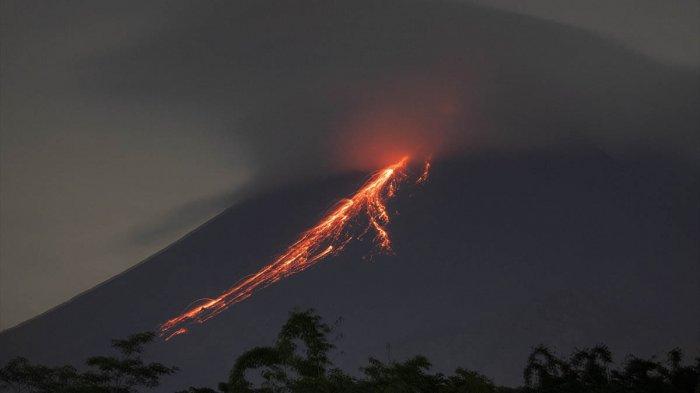 Foto Aktivitas Vulkanik Gunung Merapi Yogyakarta, Lava Mengalir Turun ...