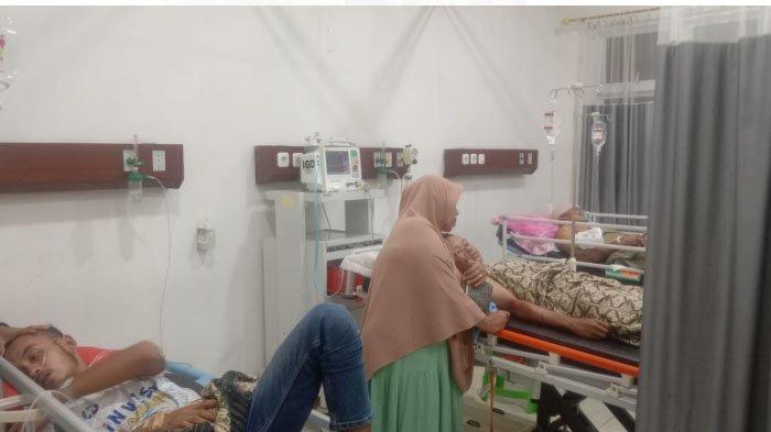 Sebagian Warga Panton Rayeuk Aceh Timur yang Diduga Keracunan Dirujuk ke RSUD Zubir Mahmud ...