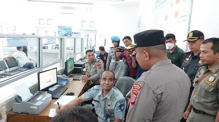 Tim Saber Pungli Geledah Kantor Samsat di Meulaboh - Serambinews.com