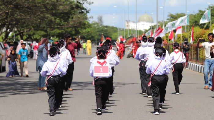 Gerak Jalan Siswa di Suka Makmue, Nagan Raya Meriahkan HUT RI Ke-78 - Serambinews.com