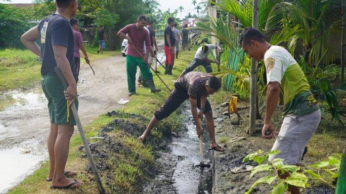 Ratusan Prajurit Korem 011/LW Diterjunkan Bersihkan Asrama - Serambinews.com