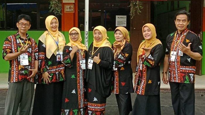 Guru-Guru SMA Negeri 33 Jakarta Kenakan Pakaian Motif Kerawang Gayo ...