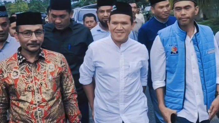 Dek Fadh dan Haji Uma Takziah Ke Rumah Almarhum Abu Lamkawe - Serambinews.com