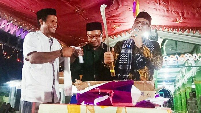 Kunker di Aceh Selatan, Haji Uma Terima Cenderamata Parang dan Handuk ...