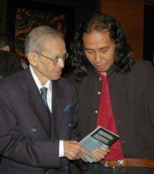 Dr Hasan Muhammad Di Tiro Tersenyum Menerima Buku Puisi "Rencong" dari ...