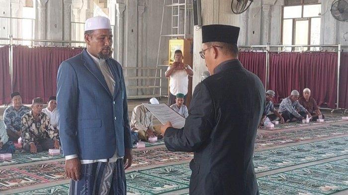 Bupati Bireuen Lantik Imum Syik Masjid Taqwa Gandapura - Serambinews.com