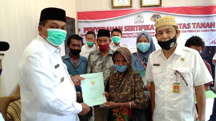 Bagikan Sertifikat Tanah Kepada Warga Transmigrasi, Bupati Aceh Singkil: Jangan Diperjualbelikan ...