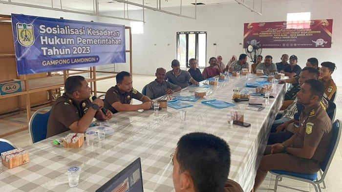 Jaksa Beri Sosialisasi Pengelolaan Dana Desa di Gampong Lamdingin Banda Aceh - Serambinews.com