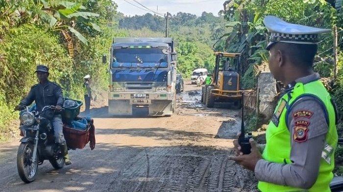 Personel Satlantas Polres Pidie Bersihkan Material Longsor di Badan Jalan Beureunuen-Tangse ...