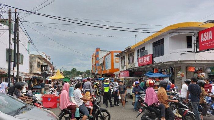 Petugas Buka Satu Jalur untuk Sepeda Motor Masuk ke Pusat Penganan ...