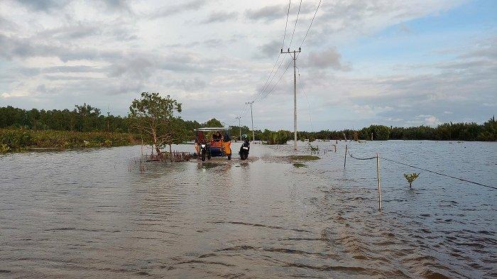 Jalan ke Kayu Menang Aceh Singkil Tergenang Banjir, Pemuda Bangun ...