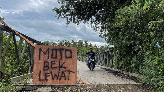 Diterjang Banjir, Jembatan Penghubung Antar Desa di Lamsie Nyaris Putus - Serambinews.com