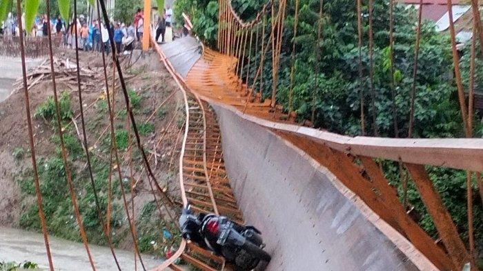 Jembatan Gantung Keulibeut Pidie Ambruk Saat Dua Sepmor Melintas, Tiga Warga Diboyong ke Rumah ...
