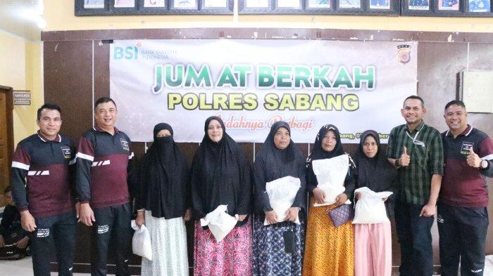 Bakti Sosial Jumat Berkah, Polres Sabang bersama BSI Bagikan Sembako Kepada Masyarakat ...