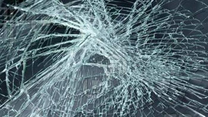 Kaca Bus Pecah Terkena Lemparan Batu - Serambinews.com