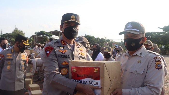 Kapolda Aceh Bagi Bansos Untuk PNS Polri Dan PHL di Lingkungan Mapolda ...
